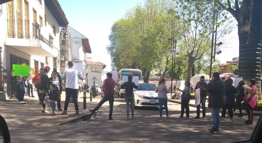 Se manifiestan en el SAT Uruapan tras ser despedidos Se manifiestan en el SAT Uruapan tras ser despedidos