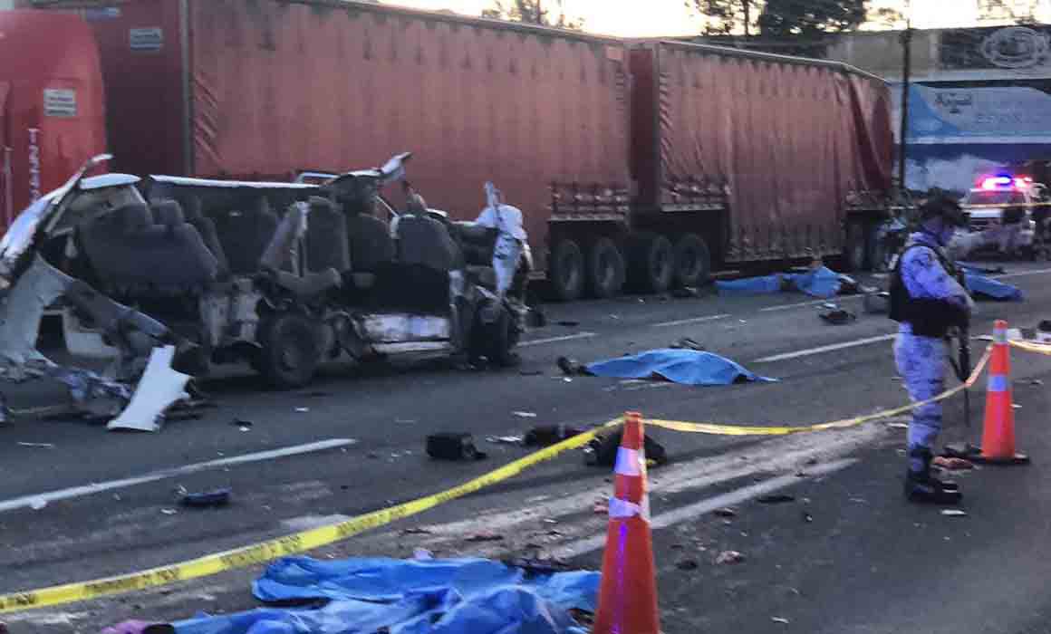 Tráiler Rebana Camioneta En Carretera León Silao Al Menos 7 Muertos